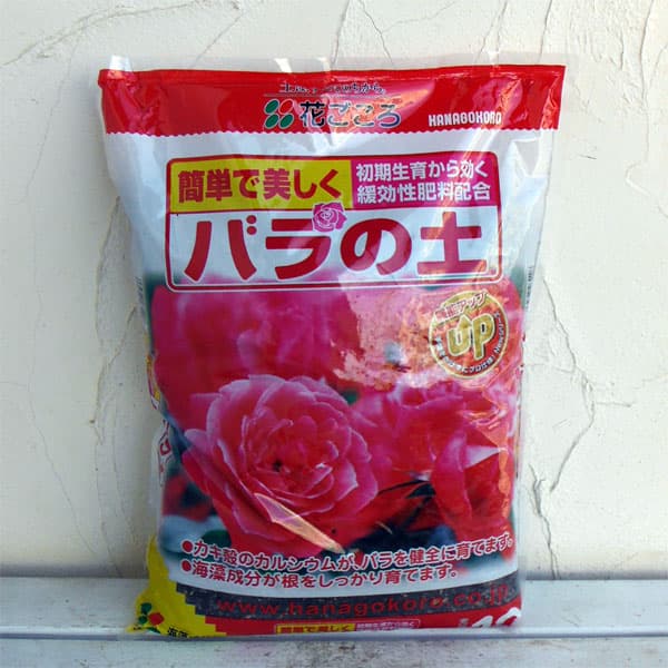 花ごころバラの土12リットル入り（培養土） 2個セット花ごころのバラ栽培用の専用培養土です。有機分を多く含む上質の培養土で、バラが丈夫に育ちます。主原料：木質堆肥、牛ふん堆肥、バーミキュライト、赤玉土○使用方法(植えつけ方)庭の場合：深さ3...