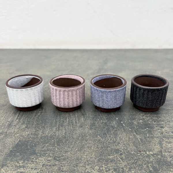 陶器鉢 穴あり 和風ミニ鉢 ミニ盆栽・多肉植物・塊根植物の植え込みにマメポットC 丸形縦筋・鉢色おまかせ1鉢（直径約4.8cm）和風テイストの超小型鉢。ザラリとした質感の釉薬で覆われている美しい仕上がりです。柔らかな色合いとフォルムがインテ...