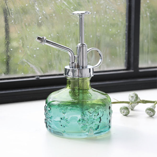 COVENT霧吹き：メリス・ホアスプレー（HI-04）装飾がほどこされたガラス製の霧吹き。インテリアとして置いておいても素敵です。 サイズ（約）幅10cm、奥行き8cm、高さ15cm原産国中国材質ガラス・スチール※写真はイメージです。※植物...