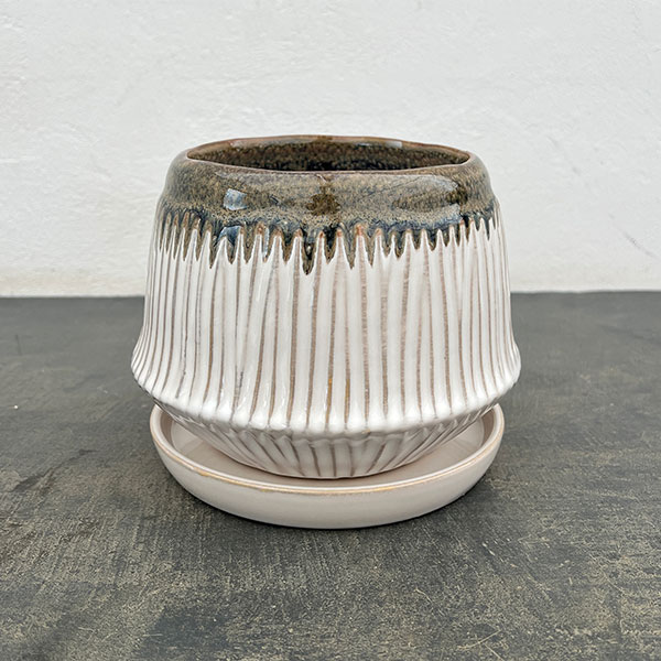 FRUSTUM pot ＆ saucerフラスタム ポット アンド ソーサー：Mサイズ（直径17.3cm、高さ14cm）UFOの様な円錐台形が特徴的なポット。鉢の底は穴有りタイプです。サイズ直径17.3cm、高さ14cm材質セラミック（陶器...