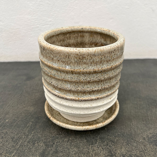 SPIRAL pot ＆ saucerスパイラル ポット アンド ソーサー：ベージュ／Sサイズ（直径10.3cm、高さ11.4cm）ネジの様ならせん状のフォルムに、釉薬部分と素焼き部分でバイカラーの仕様になっています。鉢の底は穴有りタイプで...