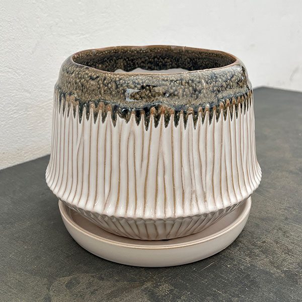 FRUSTUM pot ＆ saucerフラスタム ポット アンド ソーサー：Lサイズ（直径20cm、高さ16.5cm）UFOの様な円錐台形が特徴的なポット。鉢の底は穴有りタイプです。サイズ直径20cm、高さ16.5cm材質セラミック（陶器...