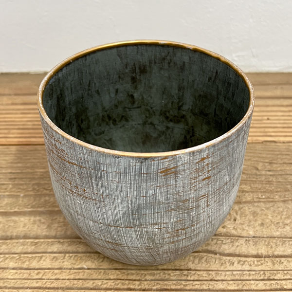水漏れしない鉄製のポット・花器 鉄のエコ製品 3.5号用鉢カバーMC円形アールメタルH11　ゴールドホワイト（直径12cm・穴無し）水が漏れない＆錆びにくい鉄製のポット！シンプルで工業的ながらも、さまざまな生花やグリーンに合います。継ぎ目が...