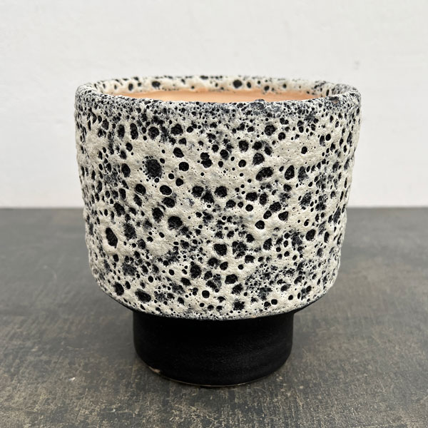 陶器鉢 4号用鉢カバーアリアネKD15（直径15cm）（底穴なし）14020釉薬の濃淡と、表面に現れる凹凸が印象的なセラミック鉢。焼成によって生まれる自然なムラや粒感が、ひとつひとつ異なる表情を見せてくれます。無骨さと温もりを併せ持つデザイ...