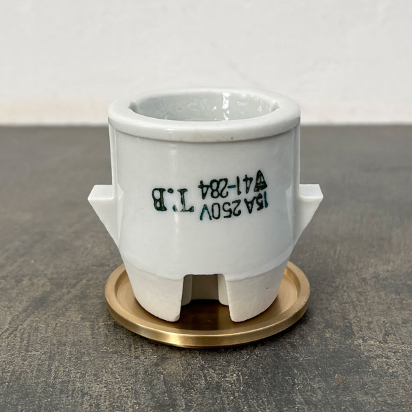 独特なデザインのミニ鉢 アップサイクル品 ミニ多肉・観葉に 真鍮製の受け皿付き SOCKET POTソケットポットE36（直径8.5cm）・皿付きかつて船舶ソケットの碍子に使用されていたパーツを復刻した、ユニークなミニ鉢です。「ガラクタ」と...