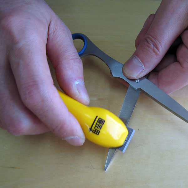 小型 鋏の砥石 はさみが簡単に研げますハサミ専用研ぎ器（日本製）：とぐ造（1978）ハサミ専用の研ぎ器です。剪定鋏、刈り込み鋏、キッチン鋏、事務用鋏、ラシャ鋏などどんなハサミでも手軽に研ぐことができます。錆や渋を落とすスポンジ砥石つき。サイ...