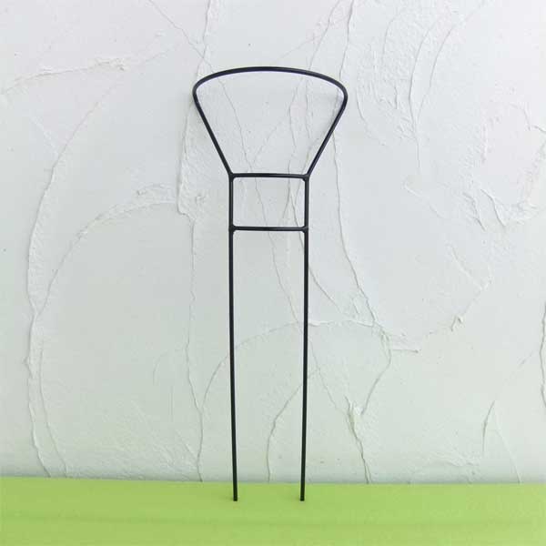ベルツモア 寄せて支える支柱スタンドアップガードSUG-500（高さ50cm）広がってしまった植物を半円形で支える便利な支柱。外側から寄せて支えるので新芽や枝を傷めることもありません。庭植え、鉢植えとどちらにもお使いいただけます。バラやユリ...