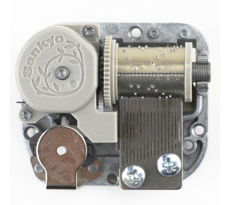 18弁 スタンダードタイプのオルゴールムーブメントです。 当店で在庫している商品ですので、箱に組み込み、すぐに発送できる商品です。 こちらの商品は18弁タイプのムーブメントのみです。 当店ではケースをDIYでお作りになる方などの為にメカのみ...