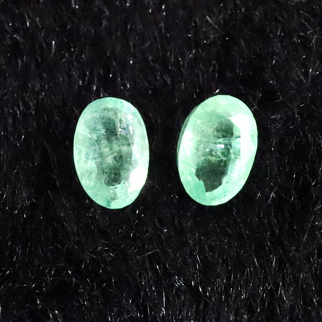 商品説明 商品名 宝石質エメラルドAAA ルース ファセットカット 2個セット 1.05ct　(ID:90083) サイズ(mm) 5.8mmと5.9mm 重量 1.05ct(2個計） 産地 ブラジル 金属部分の材質 -- コメント ◆　本...