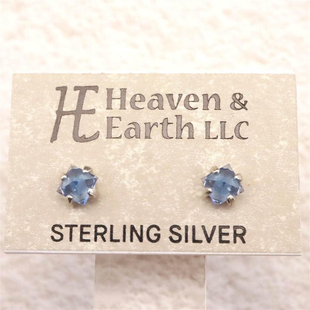 商品説明 商品名 H&E社 シベリアンブルークォーツ 5mmピラミッド ピアス 　(ID:29058) サイズ(mm) ピラミッドの対角の長さ：5mm 重量 -- 産地 -- 金属部分の材質 SS(スターリング・シルバー） コメント ◆　本...
