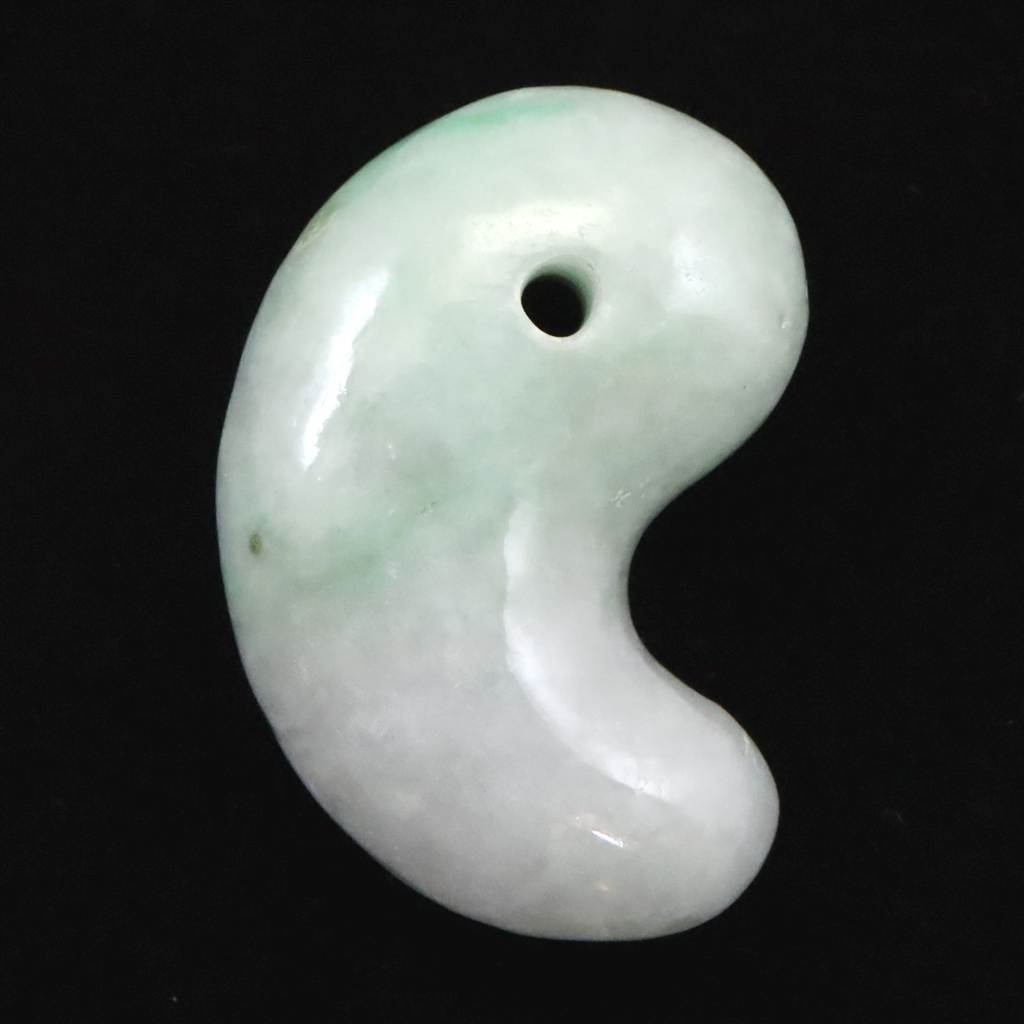 商品説明 商品名 糸魚川翡翠 ヒスイ 小滝産 薄緑 31mm勾玉 ディレクトリカード付 13.11g　(ID:68643) サイズ(mm) 21 X 31 X 11 重量 13.11g 産地 新潟県 糸魚川市 小滝 金属部分の材質 --- ...