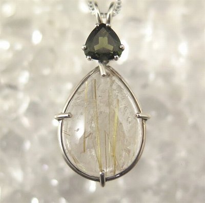 商品説明 商品名 モルダバイト　＋　ルチルクォーツ　コンビネーション　ペンダントトップ　(ID:533131) サイズ(mm) 16 X 30(36) X 6 重量 6g 産地 チェコ共和国(モルダバイト） 金属部分の材質 SS（スターリン...
