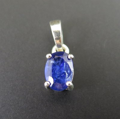 商品説明 商品名 宝石質カイヤナイト　5A　7mmオーバル　ペンダントトップ 0.9g　(ID:14700) サイズ(mm) 5 X 7(14) X 5 重量 0.9g 産地 ブラジル 金属部分の材質 シルバー925 コメント ◆　本商品写...