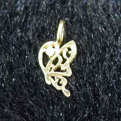 商品説明 商品名 K18 バタフライ　チャーム　ダイヤモンド付　18金イエローゴールド 0.29g　(ID:12671) サイズ(mm) 12×6mm（カン部分含む）通し穴：約2.0 重量 0.29g 産地 日本製 金属部分の材質 K18Y...