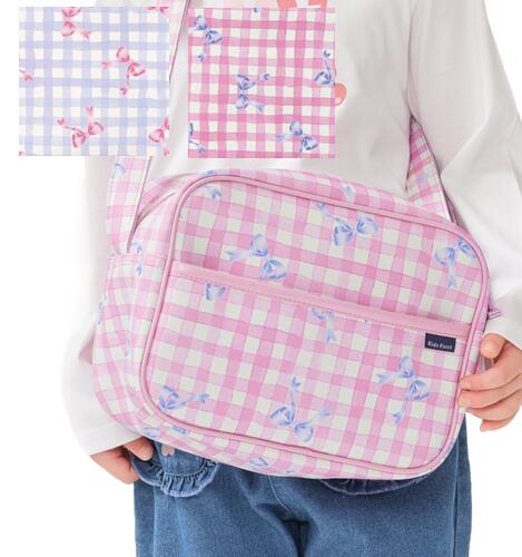 ギンガムチェック柄にリボンの総柄が可愛い幼稚園バックが登場♪ 柄はもちろんですが、機能性もおすすめできます。 連絡帳を入れる大きなポケット(外側)・お名前タグ・内側にポケット付き ダブルファスナー仕様なので、右利き・左利きのお子様もどちらか...