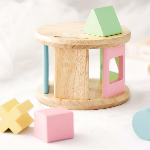 ベビーのためのかわいい木のおもちゃが登場♪ 小さなお手てにも伝わるやさしい木のぬくもり。思わず手に取りたくなるポップな色合いで、ベビーのプレイタイムをかわいく演出します。 ・ベビーが安心して遊べるように、角を丸く面取りしています。 ・舐めて...