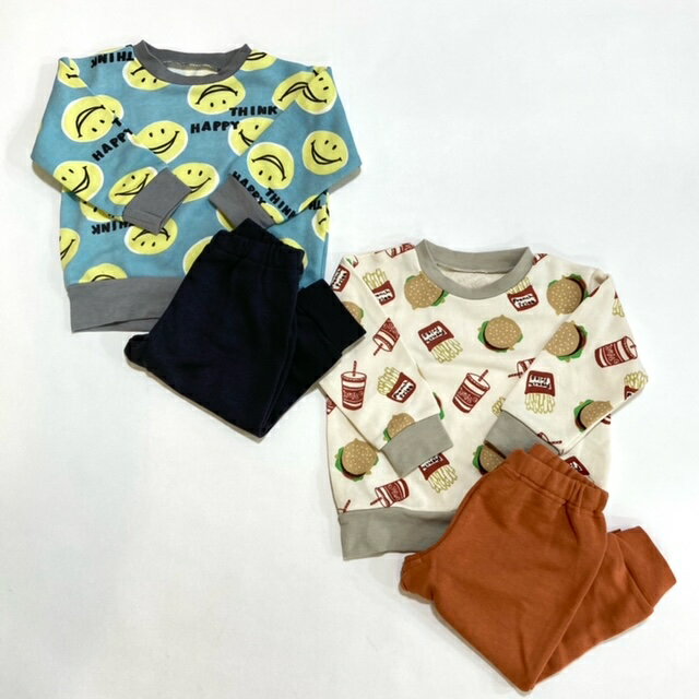 裏毛パジャマ/ニコちゃん柄とアメリカンハンバーガー柄が登場♪ かぶりタイプの裏毛パジャマで一人でお着替えができますね パンツも無地でとてもおしゃれですね 【素材】 　裏毛 　本体 綿52%　ポリエステル48％ 　リブ部分　綿57％　ポリエス...