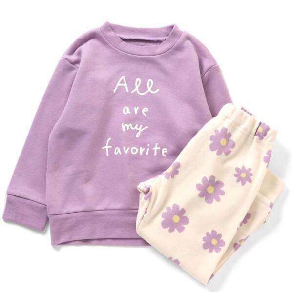 ロゴプリントと柄入りボトムのパジャマ かぶりタイプの裏毛パジャマで一人でお着替えができますね パンツはデイジー柄でとてもかわいいですね 【素材】 　裏毛 　本体 綿52％　ポリエステル　48% 　リブ部分　綿57％　 　ポリエステル　38%...