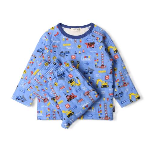 あったかキルトパジャマ ●素材 　本体　ポリエステル　80％　綿　20％ 　衿ぐり　　綿95％　ポリウレタン　5％ ●中国製 ●おなまえタグ付き ●ゴム替え口あり ●お腹が出ないズボンにボタンホール付き