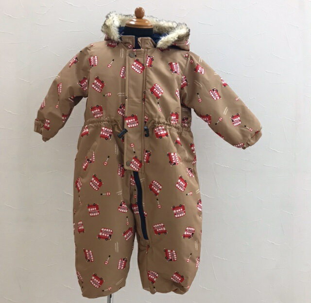 ★フード付きの耐水圧水圧2000mmの全身すっぽり覆えるジャンプスーツ★ 　男の子に大人気の『ロンドン柄』で、簡単ジップで脱着が可能。(飾りポケット付き） ・ウエスト調節可 ・裏地は手触りが心地いいベロア調になっており、表面が起毛していてや...