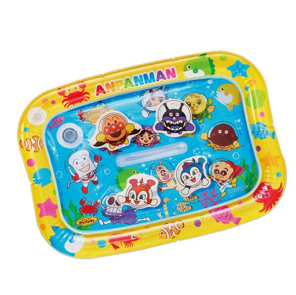 【アンパンマン】感覚遊びで好奇心を刺激するウォーターマット マットに空気を入れてお水お入れよう♪(マットの中にお水が入ります) マット越しにアンパンマンのキャラクターやお水の感触を感じることができます 水のちゃぷちゃぷ感や、遊びを通していろ...