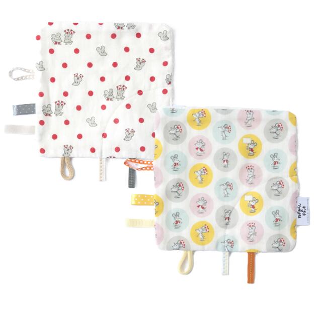 【COCO　WALK】 COCOWALKのベビーアイテムは、 赤ちゃんの肌にやさしい素材選びや縫製にこだわり、国内で1つ1つ大切に作っています。 ベビーが大好きなリボンがいっぱいつけて楽しい。遊んで楽しい≪鳴き笛入りのハンカチ≫ ■素材 本...