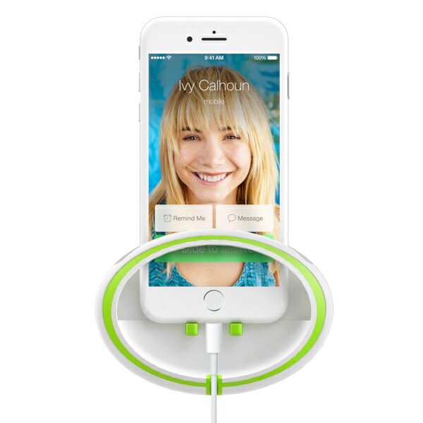 【使用方法】 背面の両面テープでご使用になる場所に貼り付け、スマートフォンを置いてください。 下から充電コード入れることで、充電しながらスマートフォンをご利用いただけます。 製品を使用中に通話、動画などをご覧いただくと10db音が大きくなり...