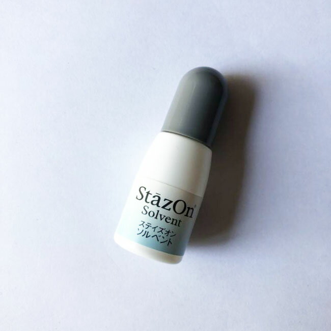 ステイズオン専用。インクパッドが乾燥して硬くなったら馴染ませて溶解させると再利用できます。少量ずつ垂らしてご使用ください。過剰に使用しますと、インクが薄くなります。