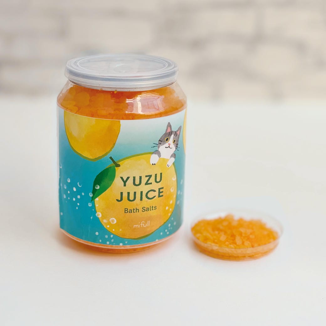 まるでゆずジュースのような見た目の可愛いバスソルトです。 自分用にも贈り物にしても◎ 成分・原材料 塩化Na、ユズ果実エキス、オレンジ果実エキス、ヒアルロン酸Na、加水分解コラーゲン、水、エタノール、PG、シリカ、香料、黄4 使用方法 お風...