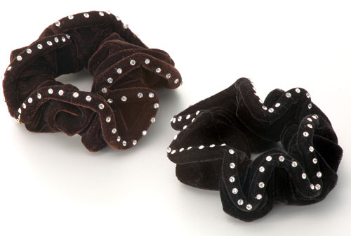 ふんわり優しいボリューム感。 フォーマルもカジュアルもOK！ふんわり優しいボリューム感のシュシュは無造作に髪を束ねるだけで、華やかに見える嬉しい髪留めです。ポニーテールにしたりオダンゴにしたり、アレンジの幅も広がります。ふちにキラリ、ライン...