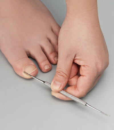 メール便での配達ですので一読ください。 巻き爪対策専用の爪やすりです。丸み部分対応のカーブ面と細かく削るストレート面の両面タイプ。爪の形状に合わせてスピーディに削れます。爪の間に入りやすい薄型形状なので、食い込んだ爪をやさしくケアします。さ...