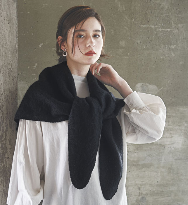 サッと羽織って、クルっと巻いて。後ろでむすんで…前でむすんで…羽織るだけ…あったかオシャレなストール。ケープにも。ふわふわした肌ざわりのブークレー素材。 ■サイズ／約180×90cm ■材質／ポリエステル100％ ■色柄／ブラック