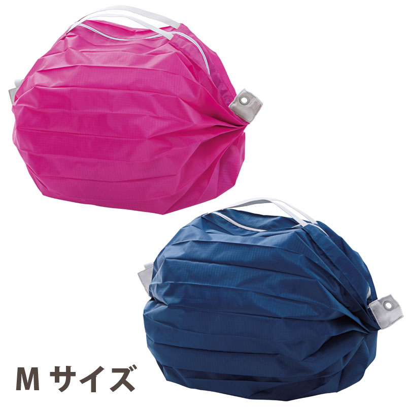 パッとたためて、くるりんっと、まとまるエコバッグ。コンパクトに持ち歩いて、使うときはたっぷり入るエコバッグです。ショルダーベルトで肩にかけられます。ショルダーベルトはフックで両端にとりつけできます。コンパクトに持ち運んで。たっぷり入るエコバ...