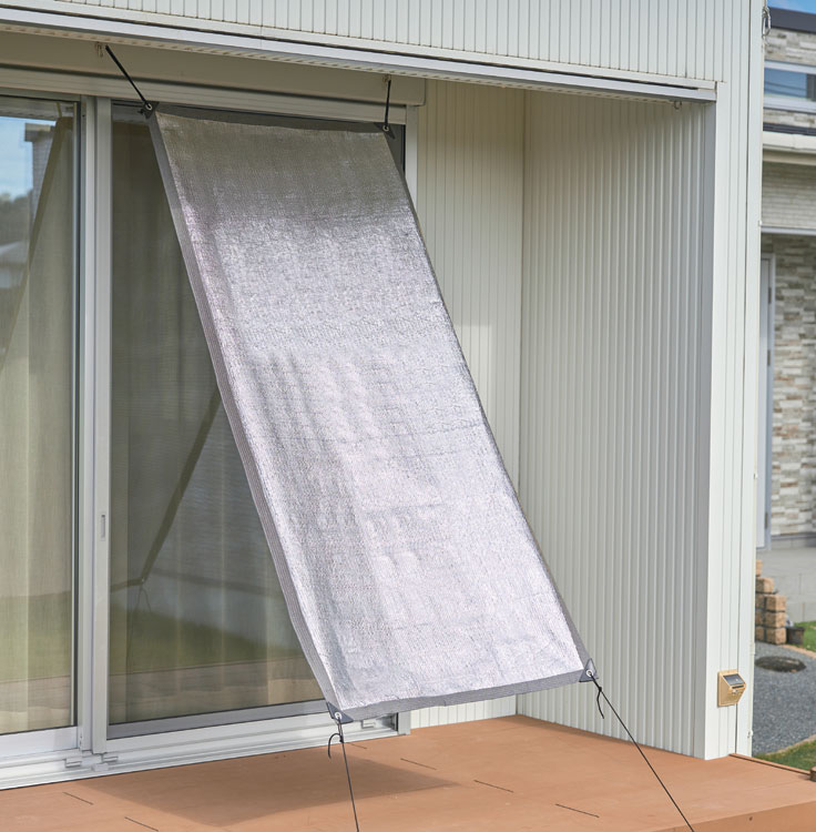遮熱効果の高いアルミ素材が直射日光を反射することで光・熱・紫外線をカットします。風が通るので夏の暑い日でも快適に過ごすことができます。外からの直射日光を反射し、室内の温度上昇が抑えられることにより節電につながります。固定に便利な取り付けひも...