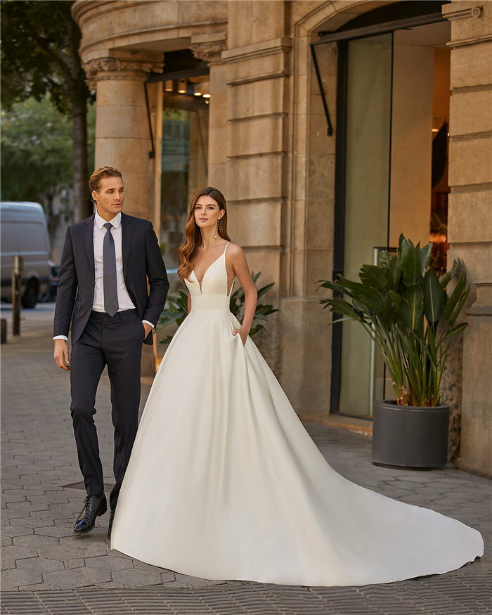 商品の仕様 素材 サテン サイズ お客様のサイズにあわせて、個別にサイズオーダーできます。 採寸の仕方はこちら 標準サイズ指定も可能です。 日本標準サイズ表はこちら 色 ホワイト/アイボリー ※その他のお色も可能です。お気軽にご相談ください...