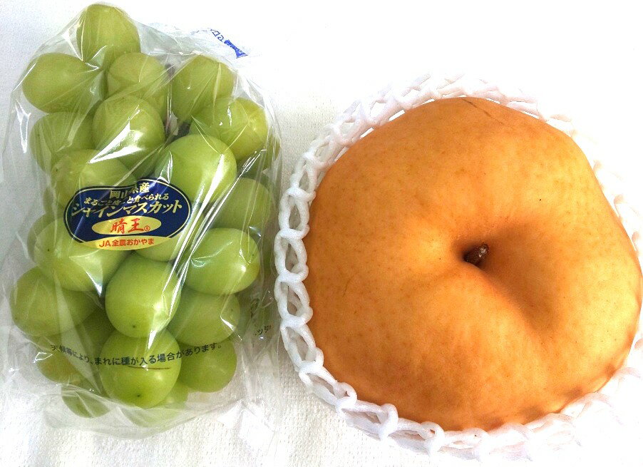 1玉約700gのあたご梨と、種がなく皮ごと食べられるシャインマスカットです！シャインマスカットは、晴王ではないものになることがあります。
