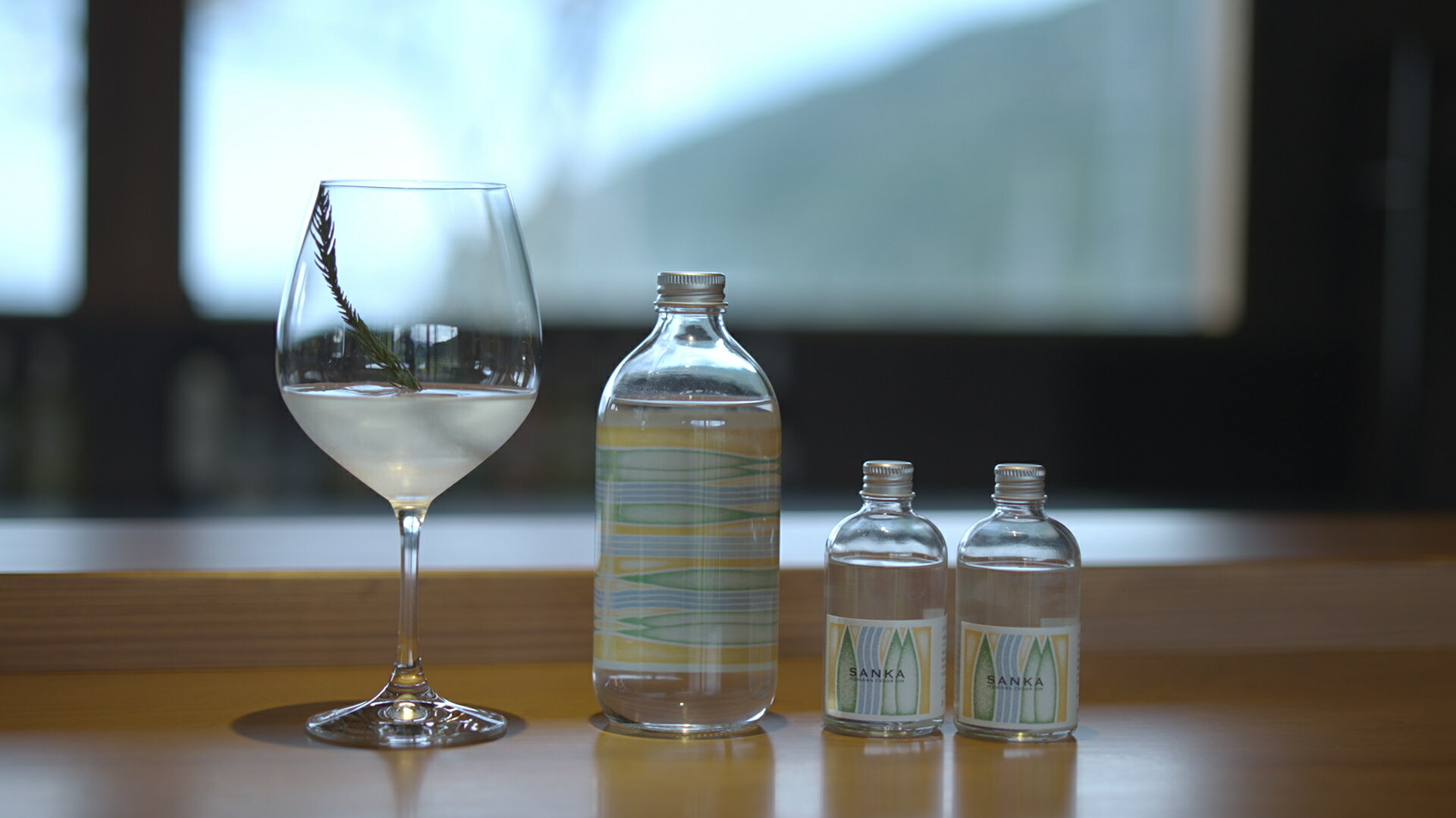 4つのキーボタニカル 糸魚川産の杉材を製材した際に生じたチップ（いわゆるC材）や枝葉をベースに、隣町・小谷村で採れた朴葉（ほおば）をブレンド。 ジュニパーベリーとベチバーが杉の香りを引き立たせ、まるで森林浴をしているかのようなひとときを演出...