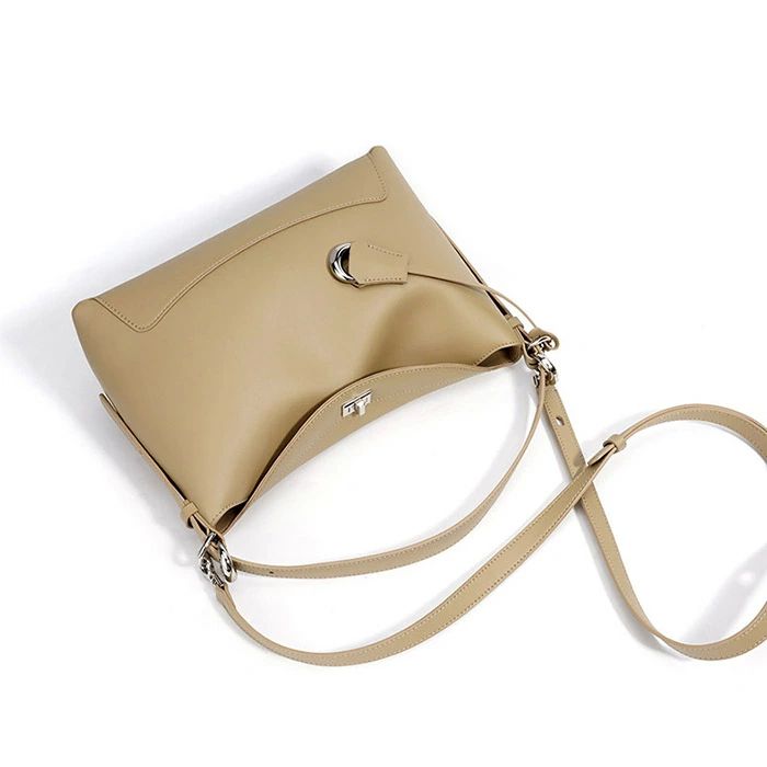 【素材】■ 本革/その他【カラー】■ベージュ|オフホワイト|パープル|ブラック|グリーン【注意事項】■モニター設定、照明等により実際の商品と色味が異なる場合がございます。■サイズについては生地の伸縮により誤差及びタグの表記とは異なる場合がご...