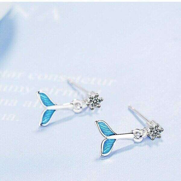 本商品は海外からの発送となり1-2週間でお届けなります。商品名ビンテージ シルバー カラー マーメイド 魚テイル スタッド 耳リング ジルコン くじら テイル ペンダント 創造的 スペック金属種類:チベット銀形状・パターン:動物スタイル:ヴ...