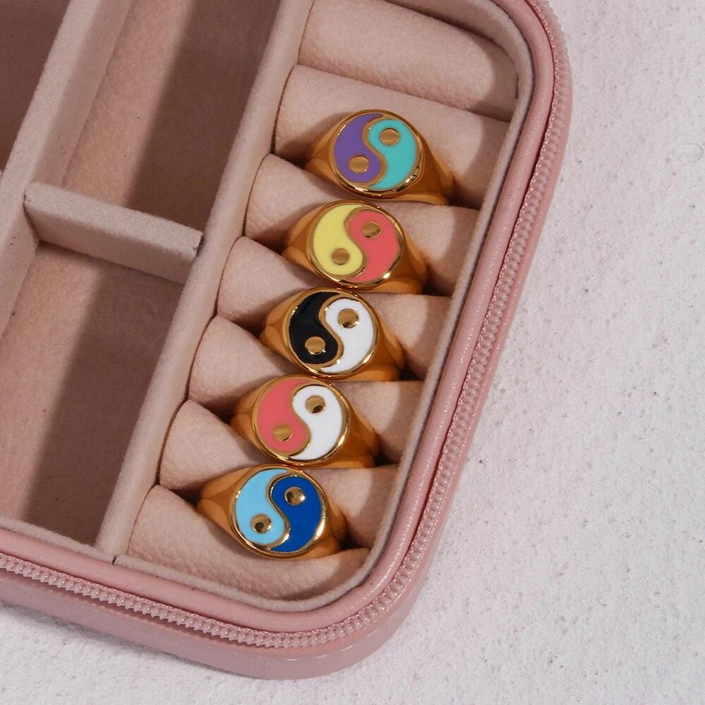 本商品は海外からの発送となり到着までに2週間程度を頂戴します。予めご了承くださいませ。商品名夏 サマー ホット 赤 レッド 青 ブルー 黄色 イエロー 紫 パープル 黒 ブラック 白 ホワイト カラフル バランス リング 指輪 レディース ...