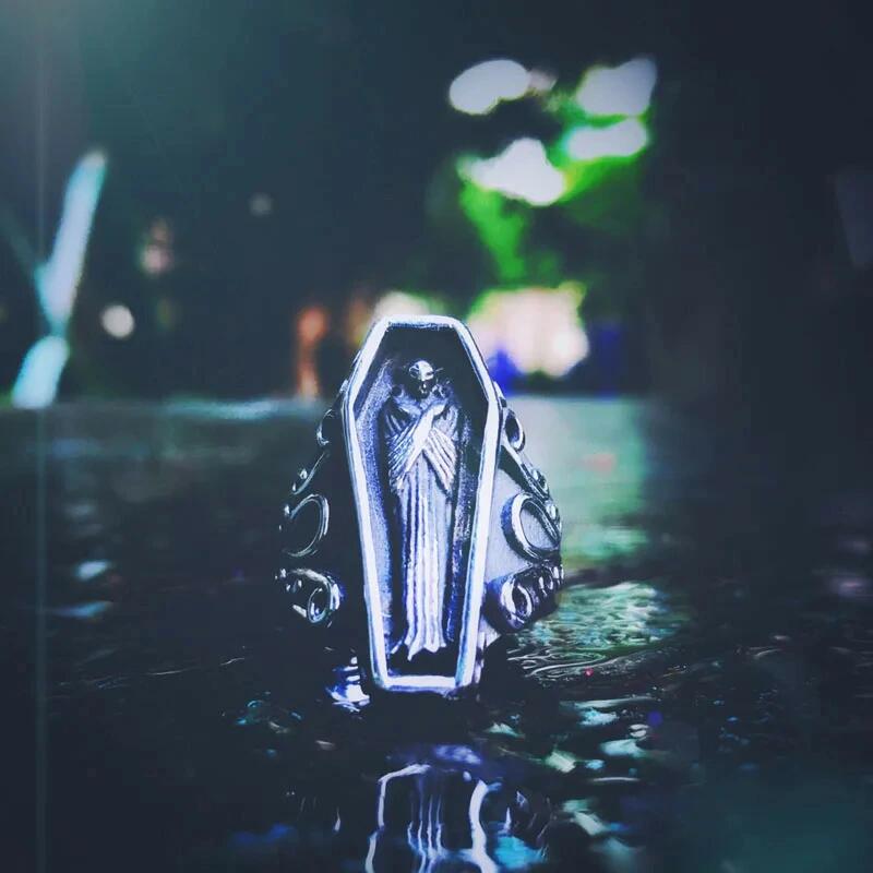 本商品は海外からの発送となり到着までに2週間程度を頂戴します。予めご了承くださいませ。商品名アンダーテイカー 頭蓋骨 スカル ゴシック アンティーク 吸血鬼 ヴァンパイア リング 指輪 ステンレス スチール 紫 パープル カラー ムービー ...