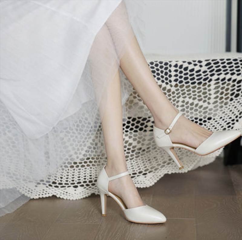 シンプルなヒール。ストラップがついてて楽に履ける。色展開　ホワイト　ブラウン　ブラックサイズ　31　32　33　34　35　36　37　38　39　40ヒール　7cm/9cm《商品について》※当ショップは海外からのノーブランド商品になります...