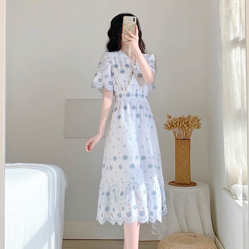 刺繍が涼し気な半袖フレアワンピース。清楚な印象でデートなどにおすすめ。色展開 ホワイトサイズ XS S M Lサイズ(cm)XS /肩幅 36 /バスト 80 /ウェスト 64 /着丈 102S /肩幅 37 /バスト 84 /ウェスト 6...