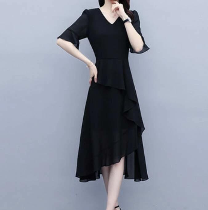 Vネックのワンピース。フリルが可愛いワンピース。色展開 ブラックサイズ M L XL 2XL 3XL 4XL 5XLサイズ(cm)M /着丈 115 /バスト 90 /ウエスト 76L /着丈 116 /バスト 94 /ウエスト 80XL ...