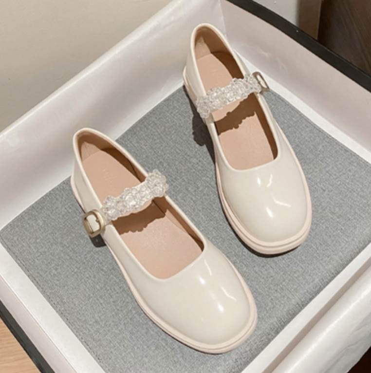 可愛い雰囲気で着用できるアイテム。レトロな雰囲気で着用できる。色展開　ホワイト　ブラックサイズ　33　34　35　36　37　38　39　40　41　42　43《商品について》※当ショップは海外からのノーブランド商品になります。海外製品のた...