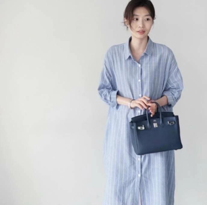 カジュアルに着用できるワンピース。ストライプが特徴的。色展開 ブルー ブルーグレーサイズ S M L XLサイズ(cm)S /着丈 105 /バスト 108 /肩幅 55M /着丈 106 /バスト 112 /肩幅 56L /着丈 107 ...