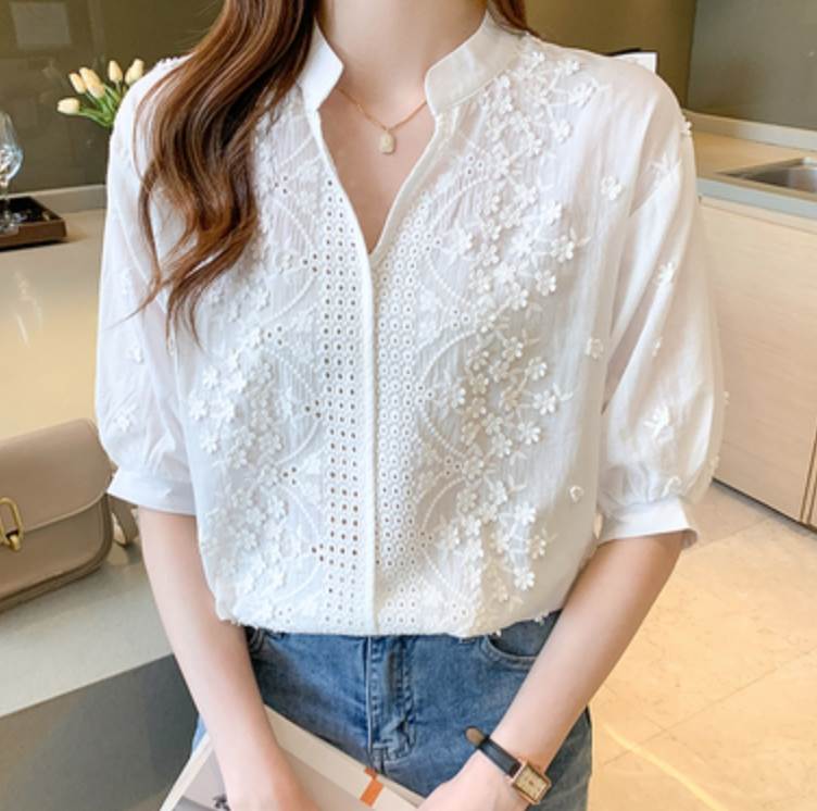 刺繍が特徴的なトップス。Vネックでスッキリ着用できる。色展開 ホワイトサイズ S M L XL 2XLサイズ(cm)S /着丈 60 /バスト 92 /肩幅 37M /着丈 61 /バスト 96 /肩幅 38L /着丈 62 /バスト 10...