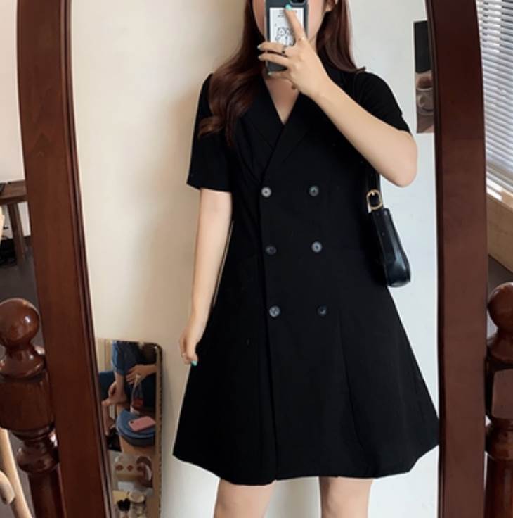 シンプルなデザインのワンピース。膝上丈のアイテム。色展開　ブラックサイズ　S　M　L《商品について》※当ショップは海外からのノーブランド商品になります。海外製品のため日本商品に比べ品質が劣る場合がございます。糸のほつれ、多少の汚れやシミ、フ...