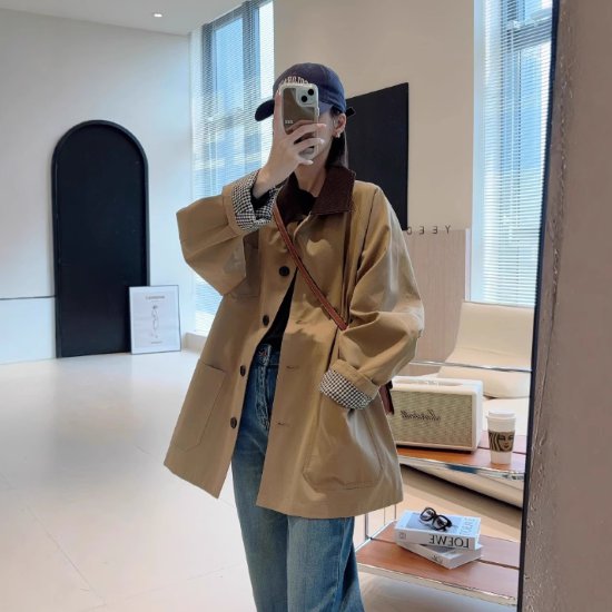 商品説明柔らかく、肌触りのいいコットン生地で仕立てられたコート。ミニマルなシルエットに、バイカラーの襟がアクセント。デイリーに着ていただける一着です。カラーカーキ、ライトカーキ素材コットンサイズM、LM着丈：77cmバスト：126cm袖丈：...