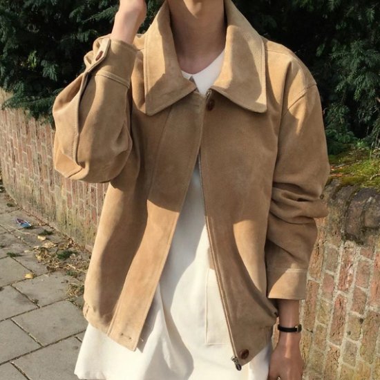 商品説明レトロな雰囲気のスエードジャケット。落ち着いたカラーが秋冬コーデにぴったり。デイリーに着ていただける一着です。カラーカーキ素材スエードサイズワンサイズ着丈：60cmバスト：118cm肩幅：48cm袖丈：55cm※測り方によって1-2...